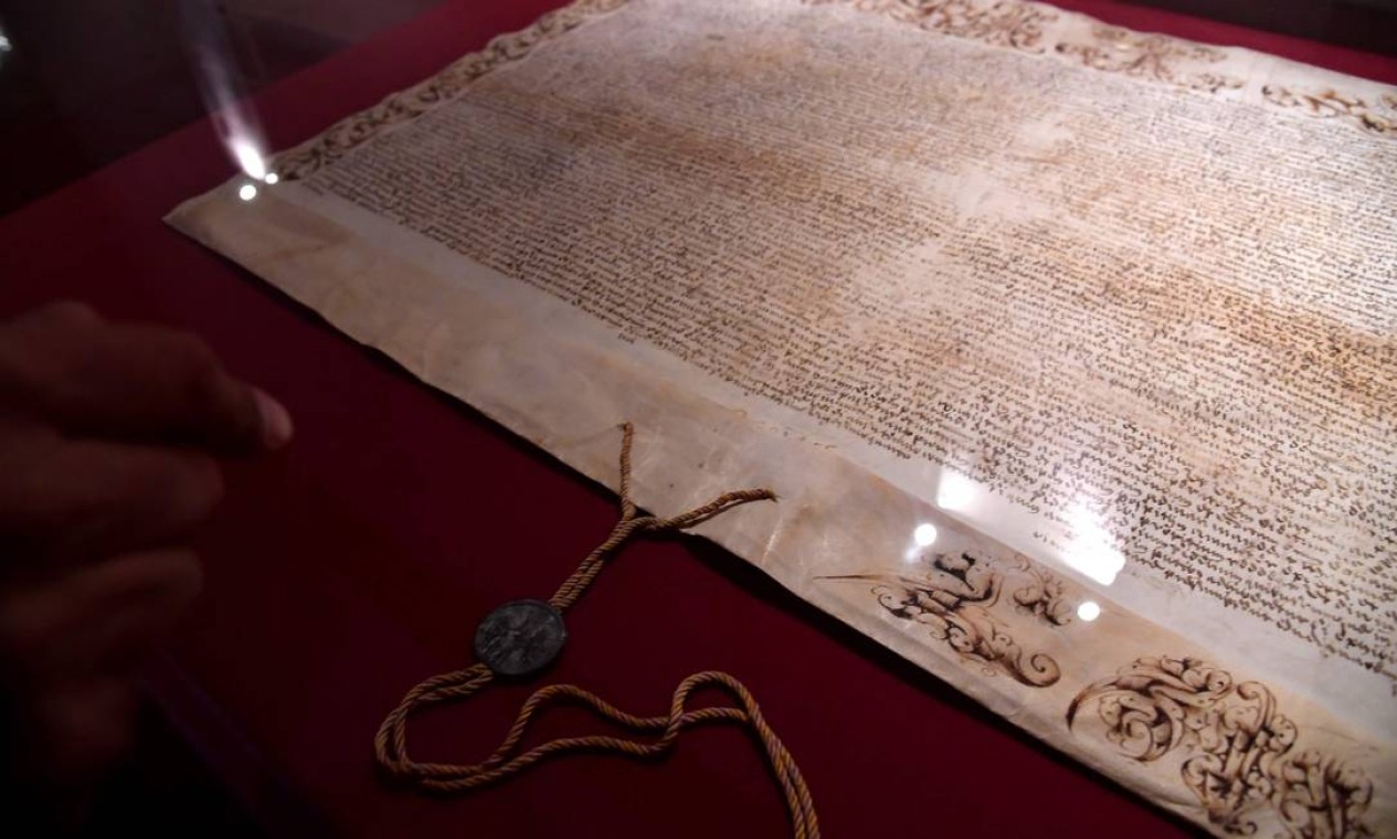 Bulas papais de até 700 anos são expostas pela primeira vez em Roma ...