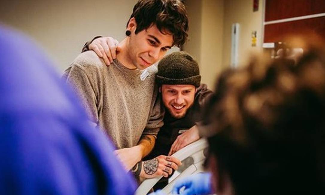 Mulher de 61 anos dá à luz a própria neta em ‘barriga solidária’ para ...