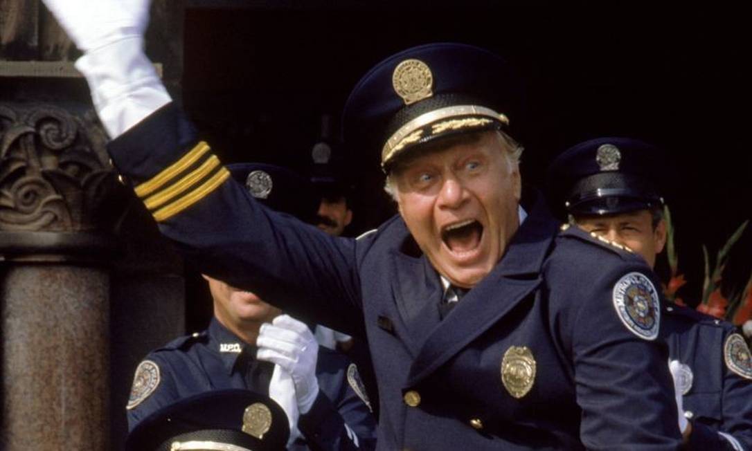 Morre George Gaynes, o Lassard de 'Loucademia de polícia', aos 98 anos ...