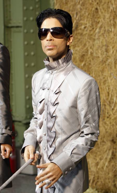 Prince, de 57 anos, é encontrado morto em seu estúdio - Jornal O Globo