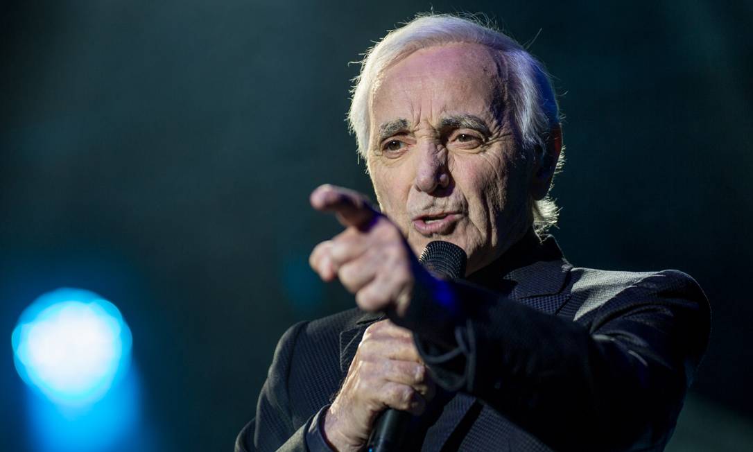 Aos 92 anos, Charles Aznavour justifica o status de lenda viva em palco ...