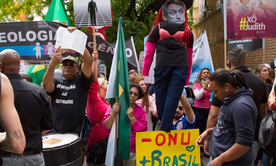 Manifestantes protestam contra e a favor de Judith Butler em SP ...