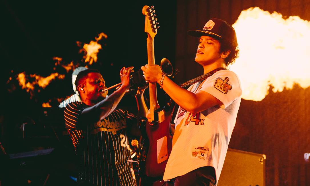 Crítica: Bruno Mars sua a camisa e promove baile de primeira linha na ...