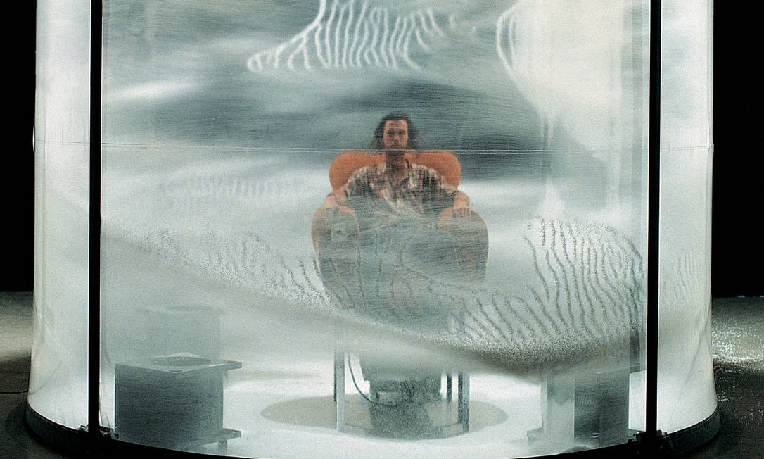 Artista belga Lawrence Malstaf traz ao Rio obra que sela pessoa a vácuo ...