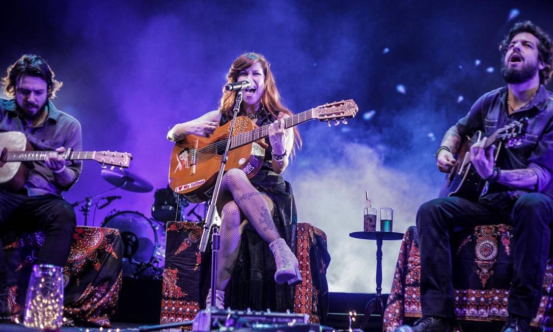 Crítica: Cinco mil pessoas dançam uma ‘valsacore’ nos 15 anos de ...