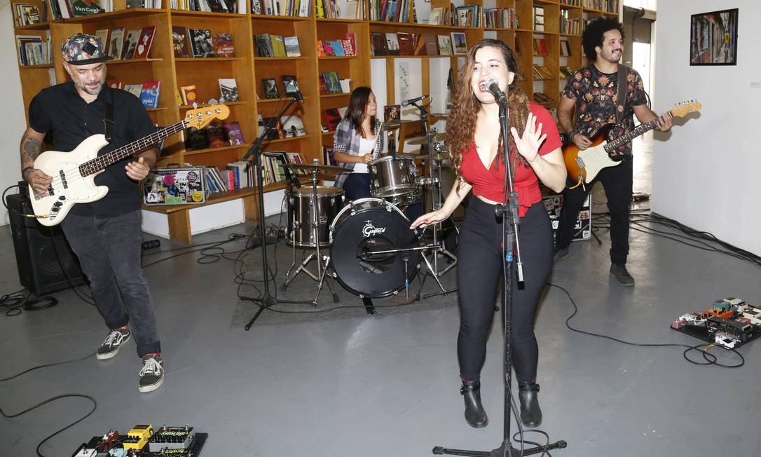 Grupo Canto Cego, da Maré, une versos e climas no som pesado que os ...