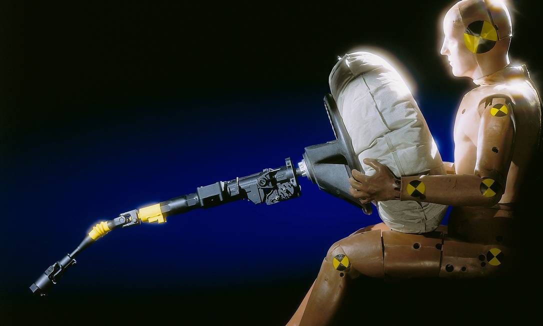 Boninho dança na festa do 'BBB21' fantasiado de dummy e posta fotos no ...