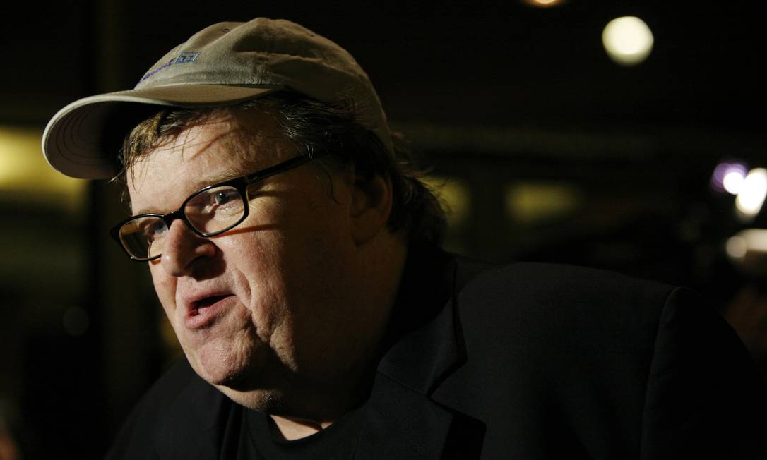 Michael Moore estreia monólogo na Broadway para derrubar Donald Trump ...