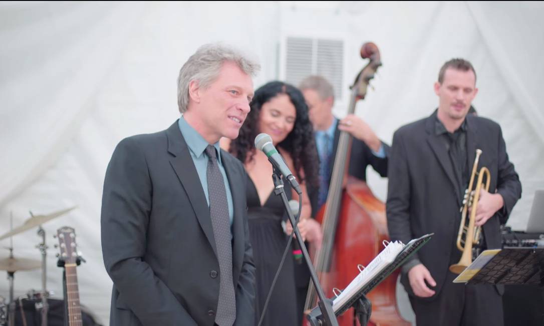 Jon Bon Jovi canta 'Livin' on a prayer' em casamento - Jornal O Globo
