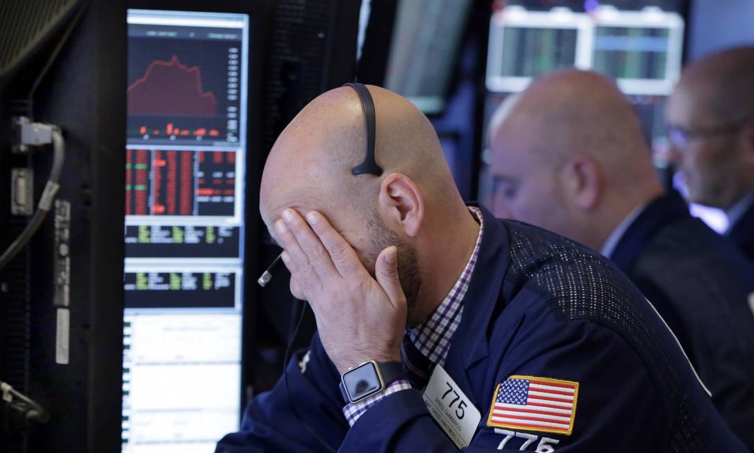 Crise política de Trump espalha perdas pelo mercado financeiro global ...