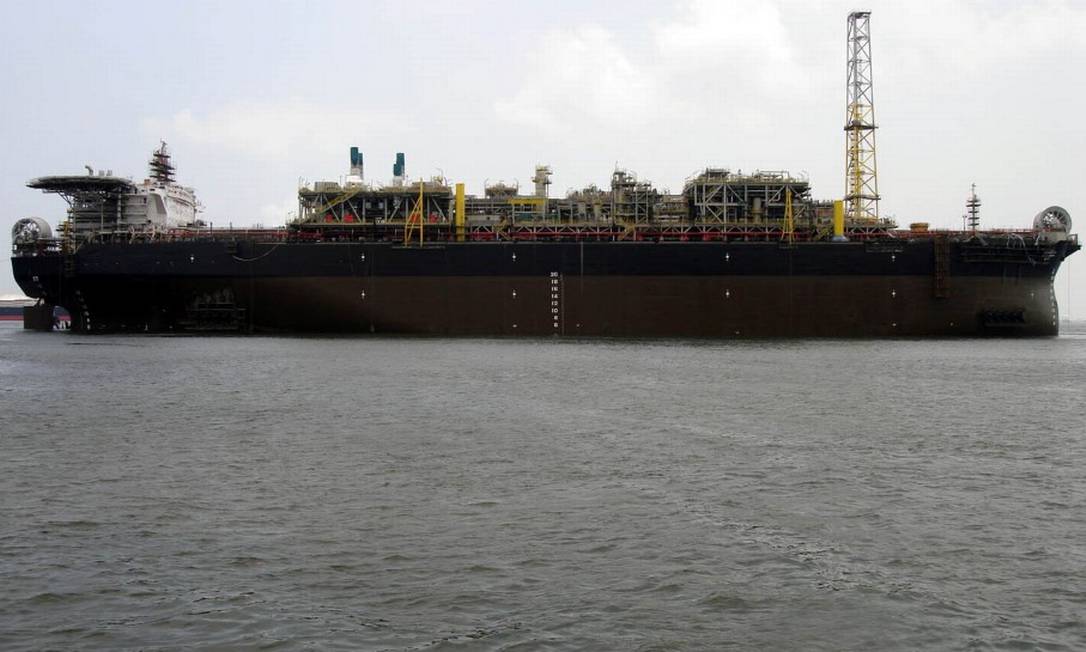 Modec e Petrobras se preparam para rebocar navio-plataforma avariado na ...