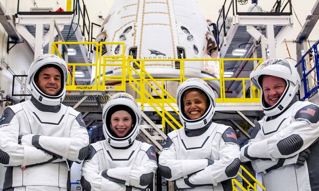 'Tripulação está saudável, feliz e descansando', diz SpaceX sobre o ...