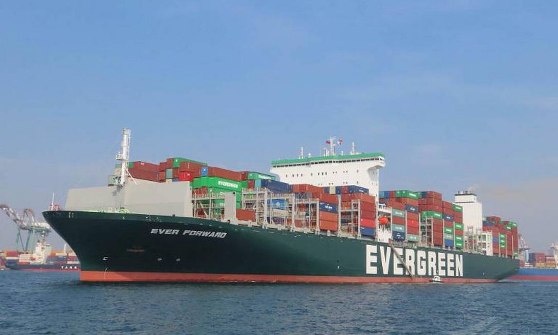 Mais um navio gigante da Evergreen encalha - Jornal O Globo