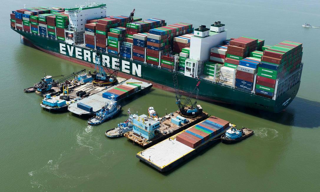 Um ano após bloqueio de Suez, Evergreen desencalha outro navio, dessa ...