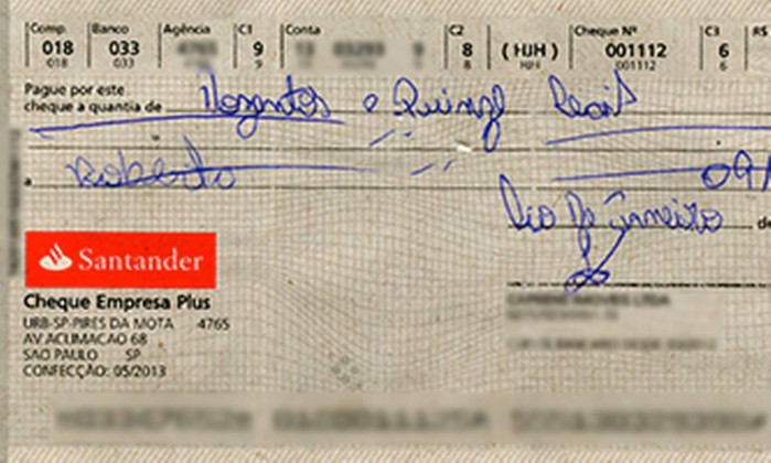 Um cheque é depositado na conta e outro é devolvido em seu lugar ...