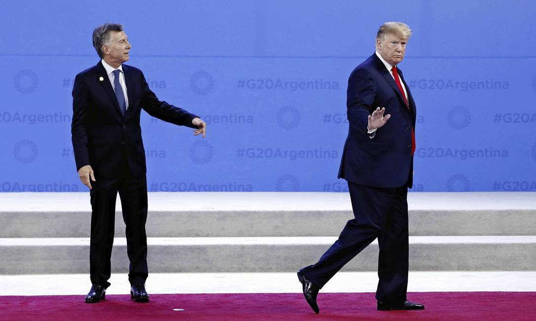 Artigo | A diplomacia de pés de barro - Época