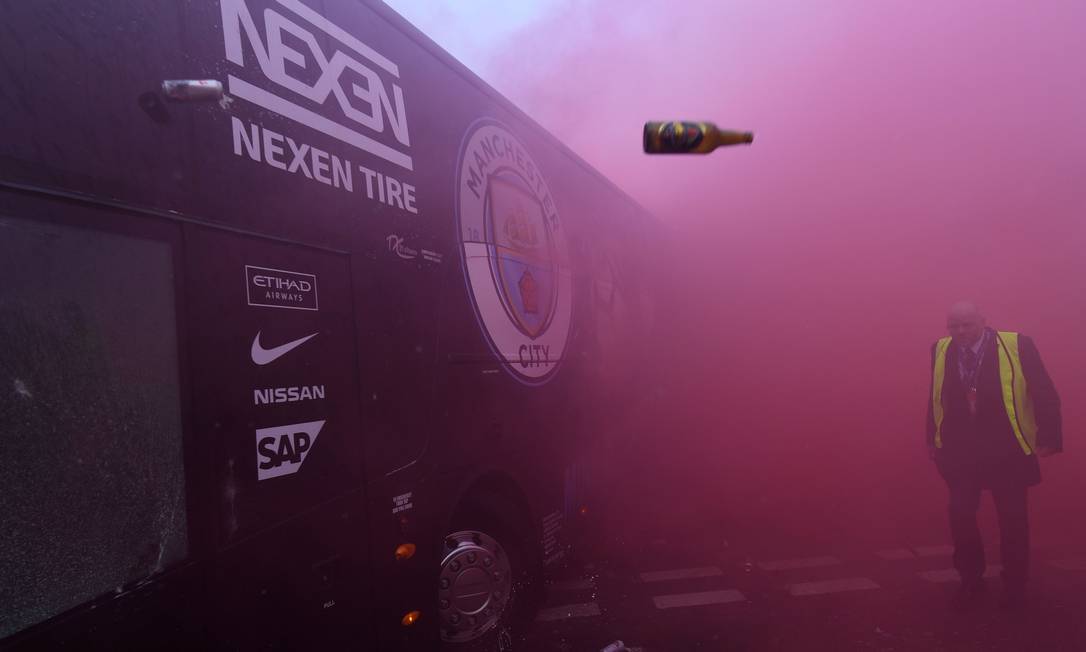 Uefa pode punir Liverpool por distúrbios causados pela torcida - Jornal ...