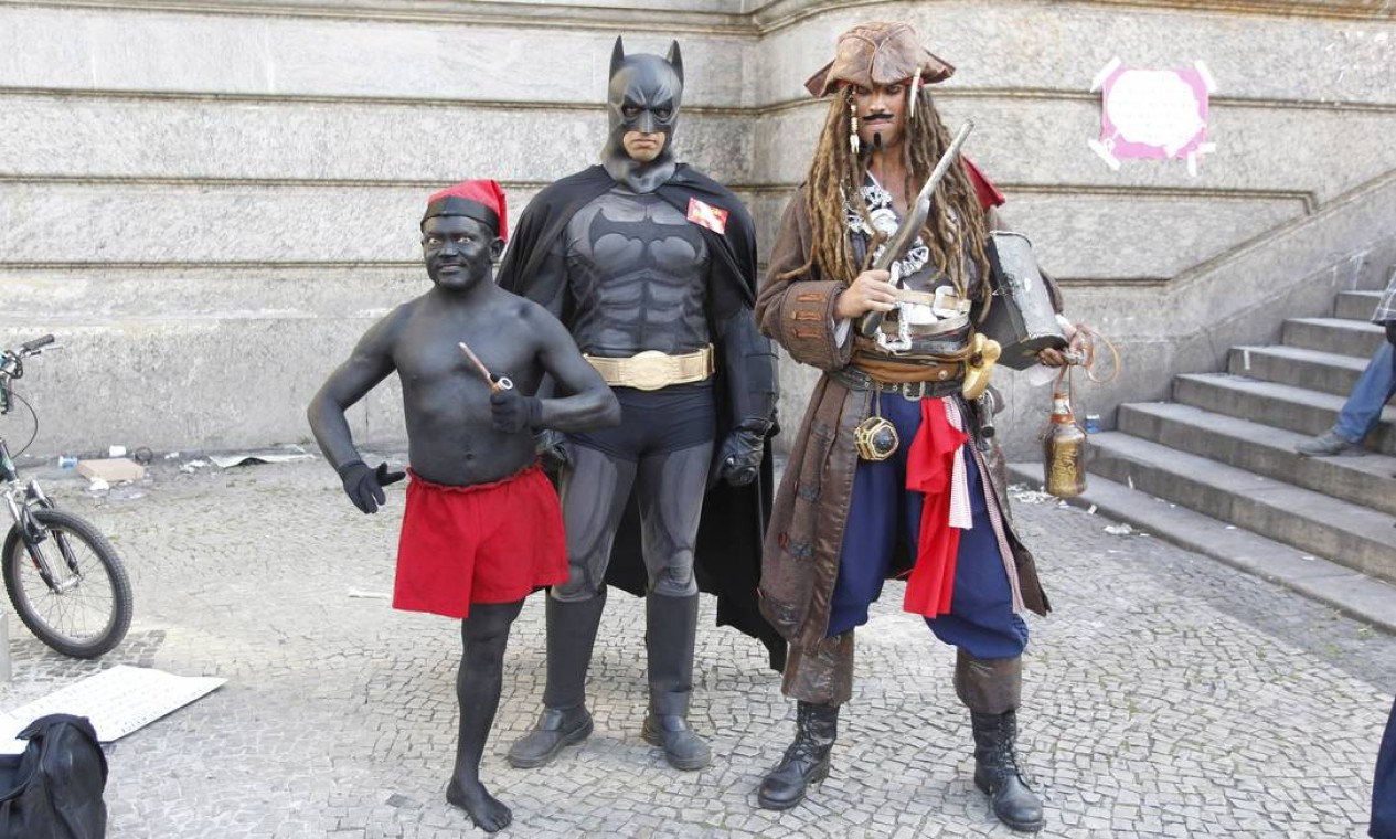 Durante manifestação de professores, Batman ganha apoio de Jack Sparrow ...