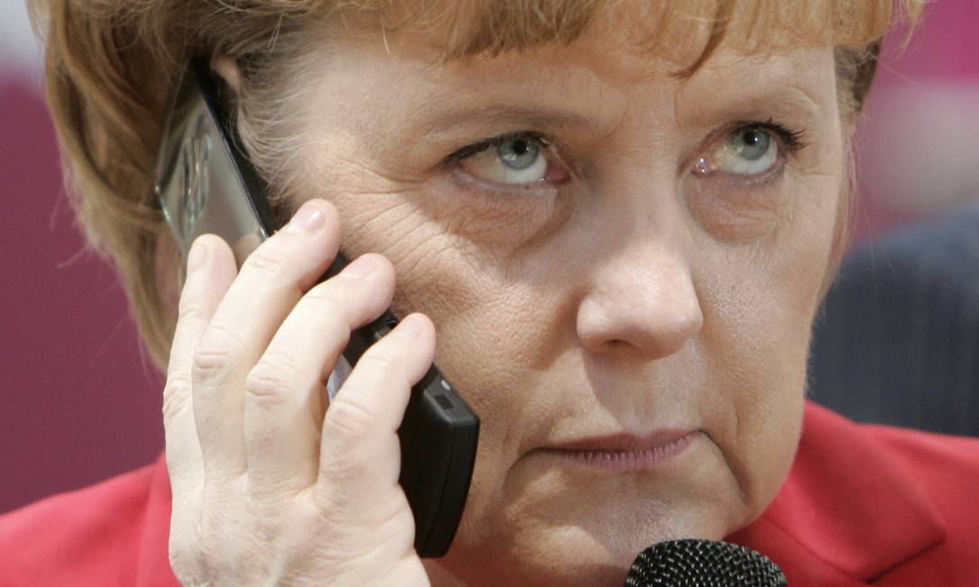 Merkel cobra de Obama explicações sobre espionagem em seu celular ...