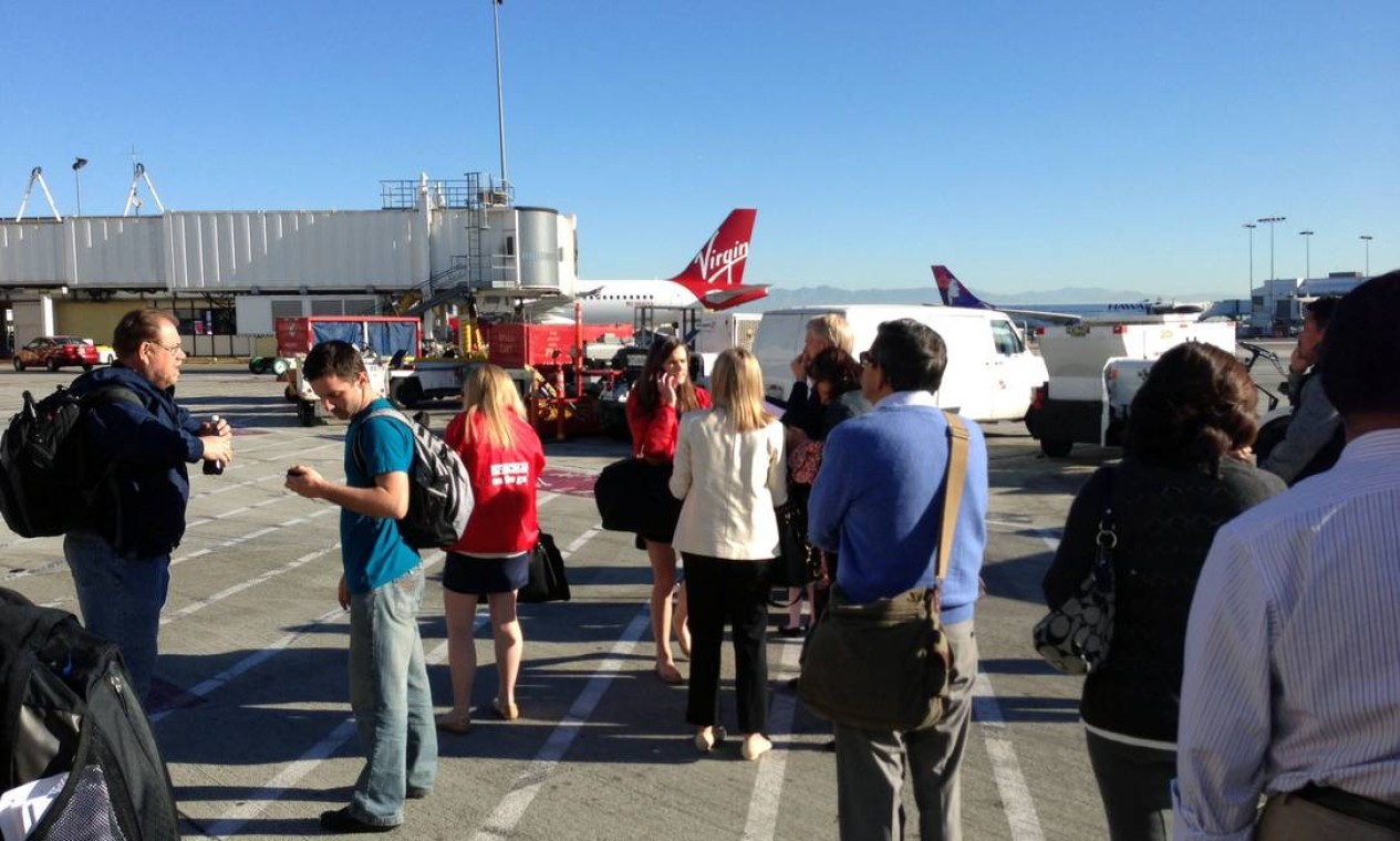 Tensão após o tiroteio no Aeroporto de Los Angeles - Jornal O Globo