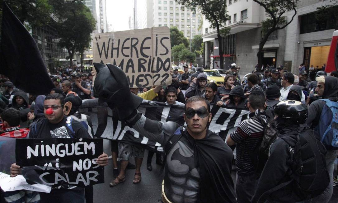 Integrantes do grupo Black Bloc protestam no Rio - Jornal O Globo