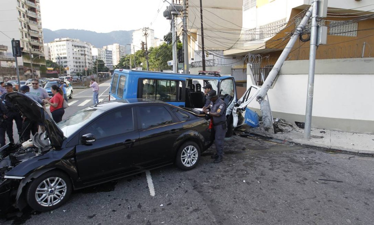 Acidente entre carro e van da PM deixa três feridos na Zona Norte - Jornal O Globo