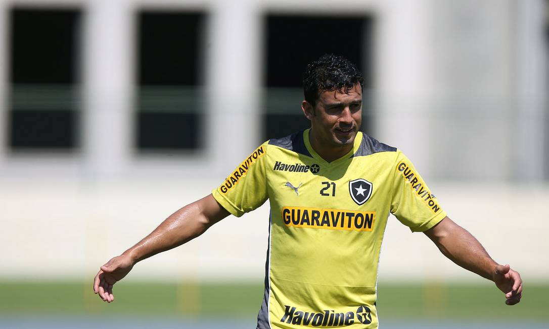Em alta no Botafogo, Edilson renova por mais um ano - Jornal O Globo
