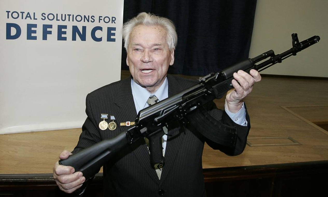 Morre Mikhail Kalashnikov, criador do fuzil AK-47 - Jornal O Globo