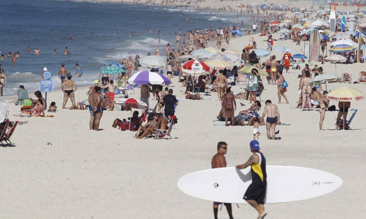 Praia cheia e com mar calmo - Jornal O Globo