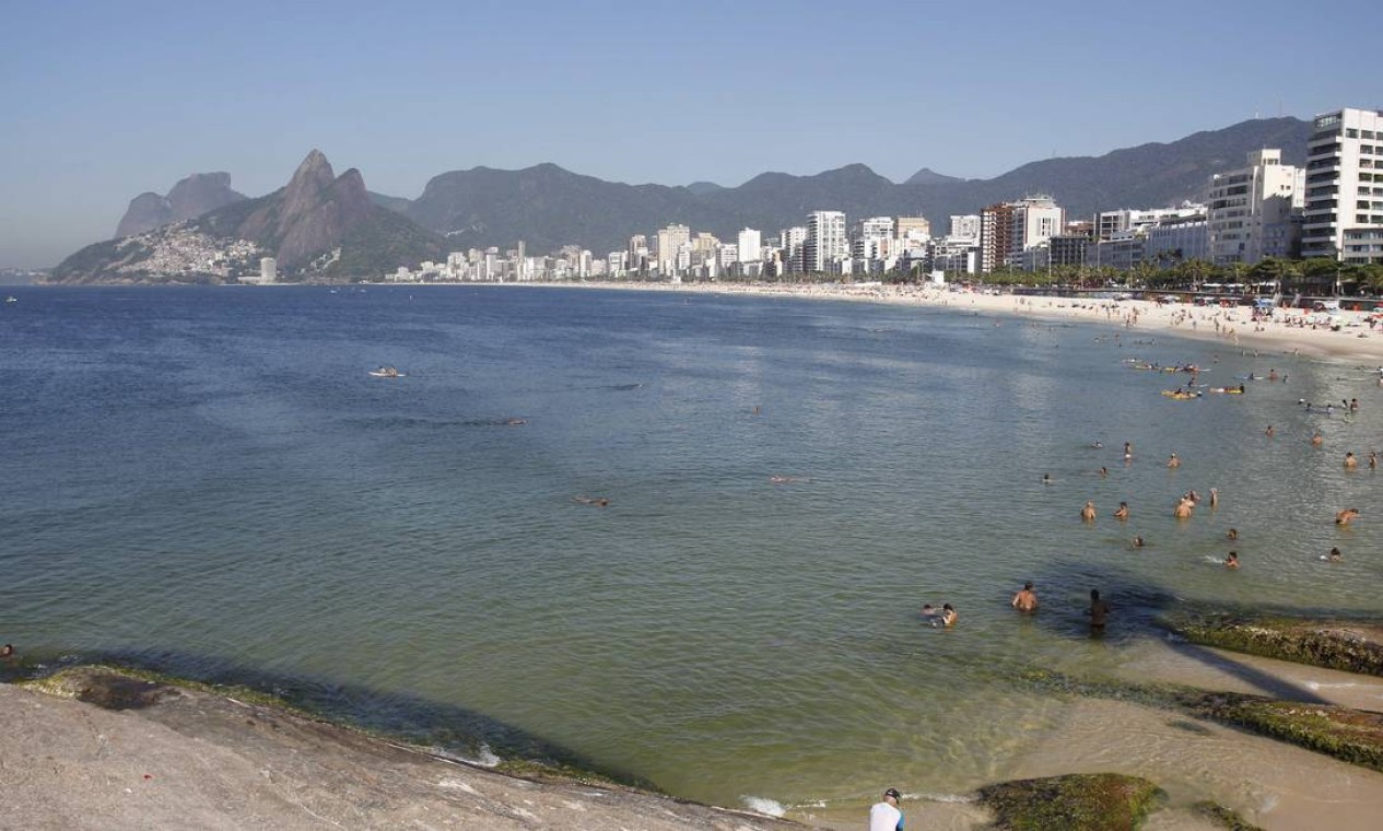 Praia cheia e com mar calmo - Jornal O Globo