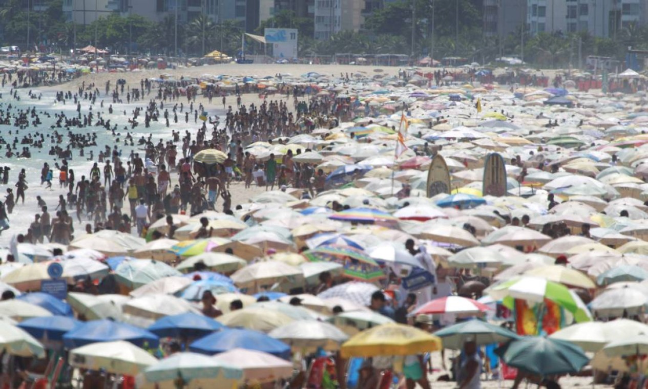 Praia cheia e com mar calmo - Jornal O Globo