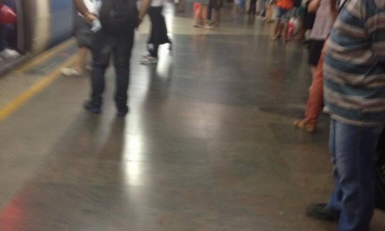 Usuários do metrô enfrentaram atrasos e filas enormes na Linha 1 ...
