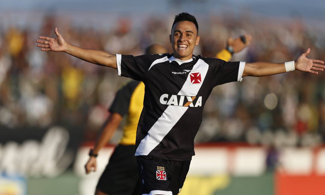Com gols de reservas, Adilson elogia opções do elenco do Vasco - Jornal ...