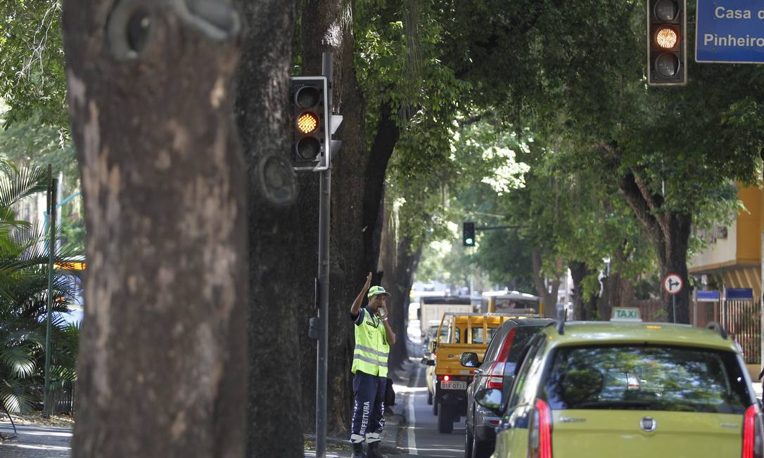Pane em sinais de trânsito paralisa a cidade do Rio por cerca de 6 ...