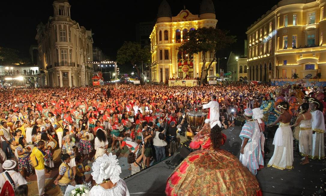 Maracatu dita o ritmo na abertura do carnaval de Recife - Jornal O Globo