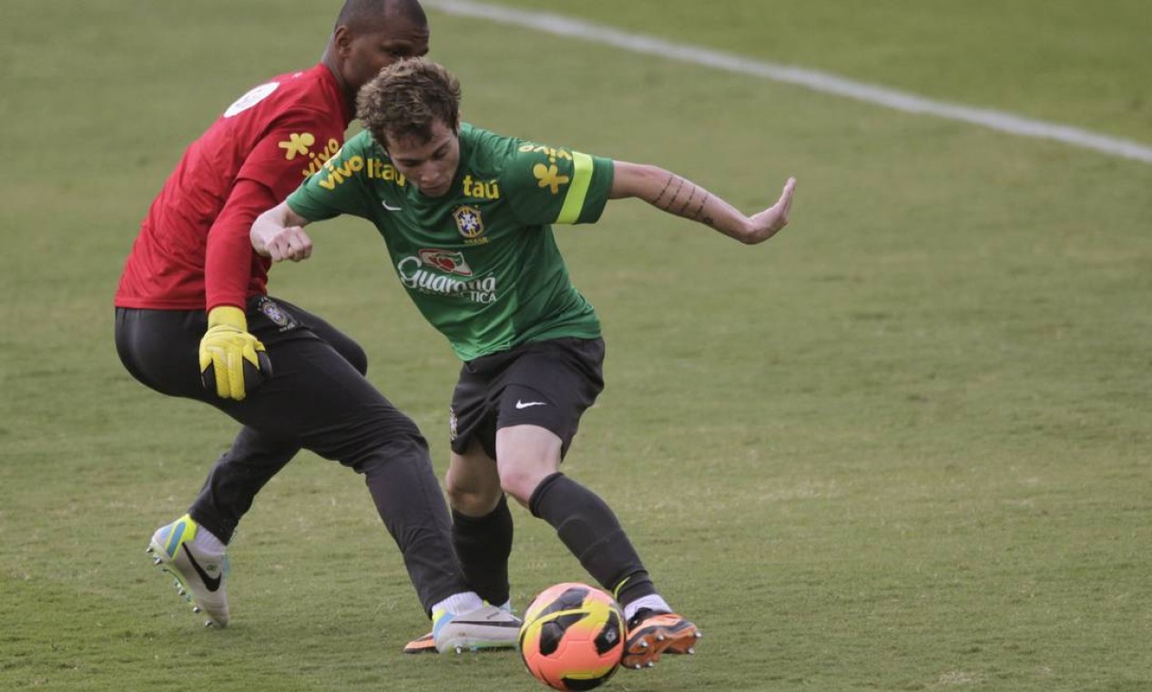Bernard, com a seleção brasileira na África do Sul, está preocupado com ...