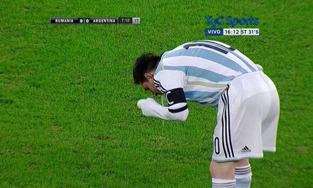 Messi vomita em campo durante o jogo da Argentina contra a Romênia ...