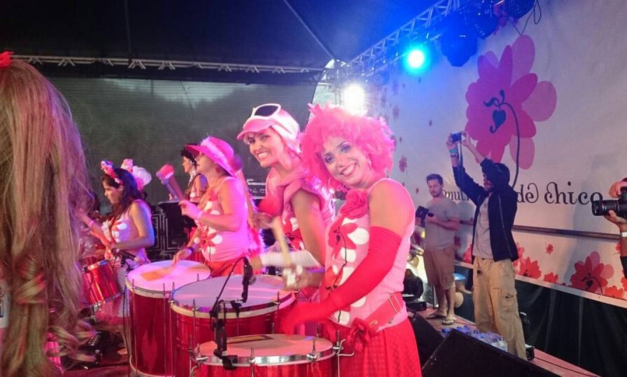 Bloco Mulheres de Chico embala o Leme no dia dedicado a elas - Jornal O ...