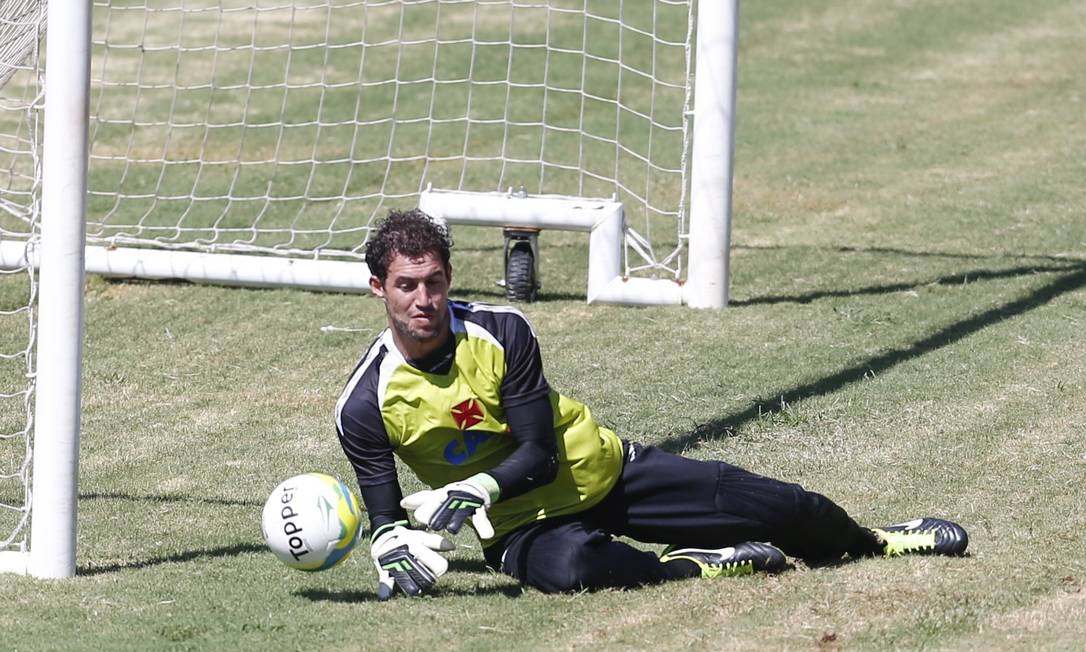 Martín Silva treina e deve voltar ao Vasco no clássico domingo - Jornal ...