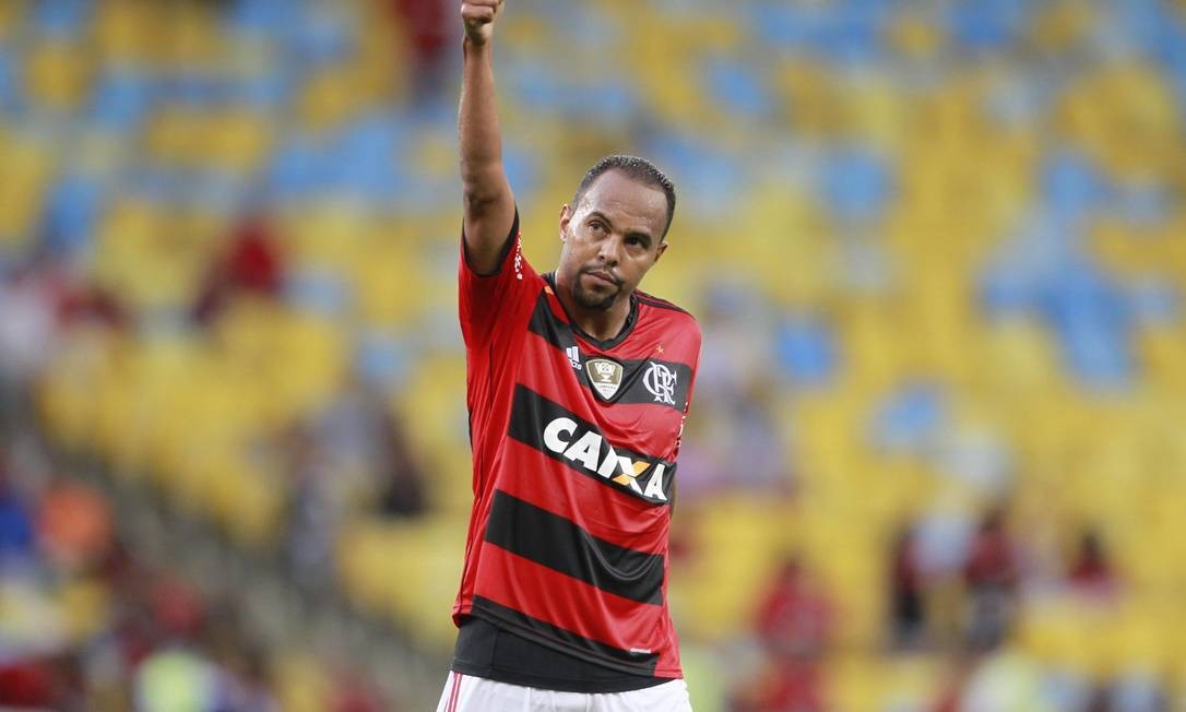 Alecsandro ainda busca a titularidade no Flamengo - Jornal O Globo