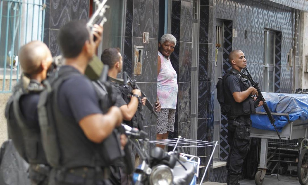 Segundo dia de ocupação do Complexo da Maré - Jornal O Globo