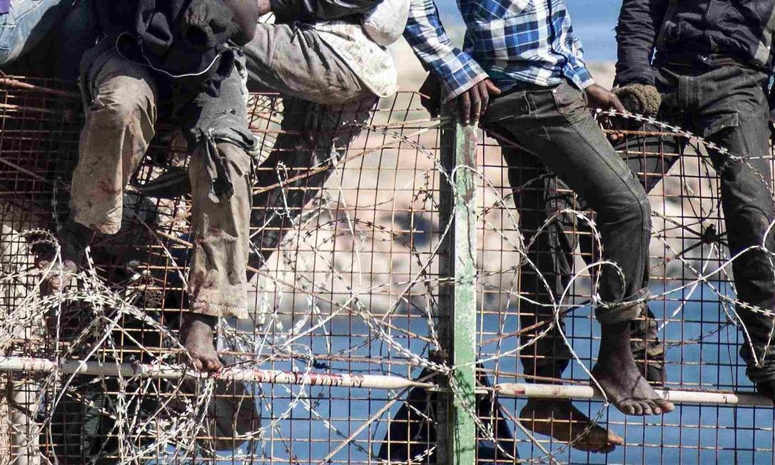 O drama dos africanos que tentam entrar em Melilla - Jornal O Globo