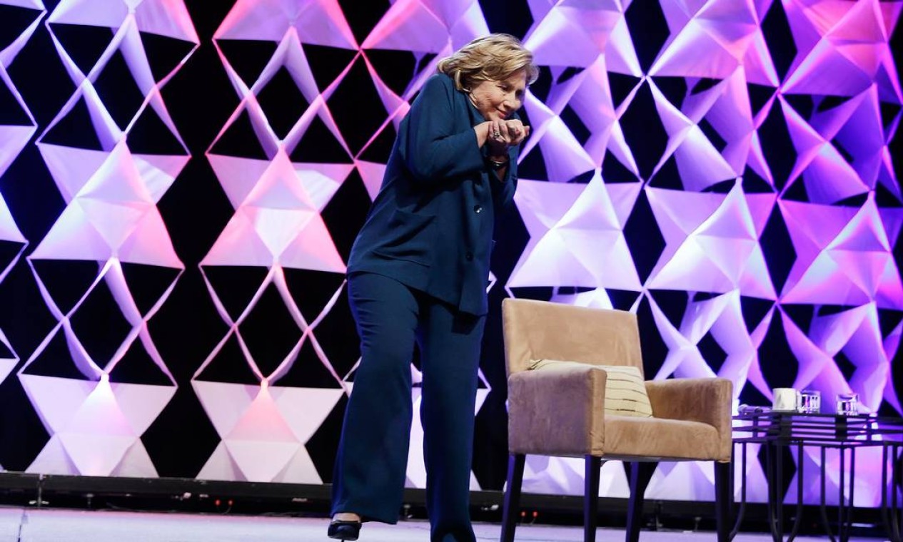 Mulher atira sapato em Hillary Clinton em Las Vegas - Jornal O Globo