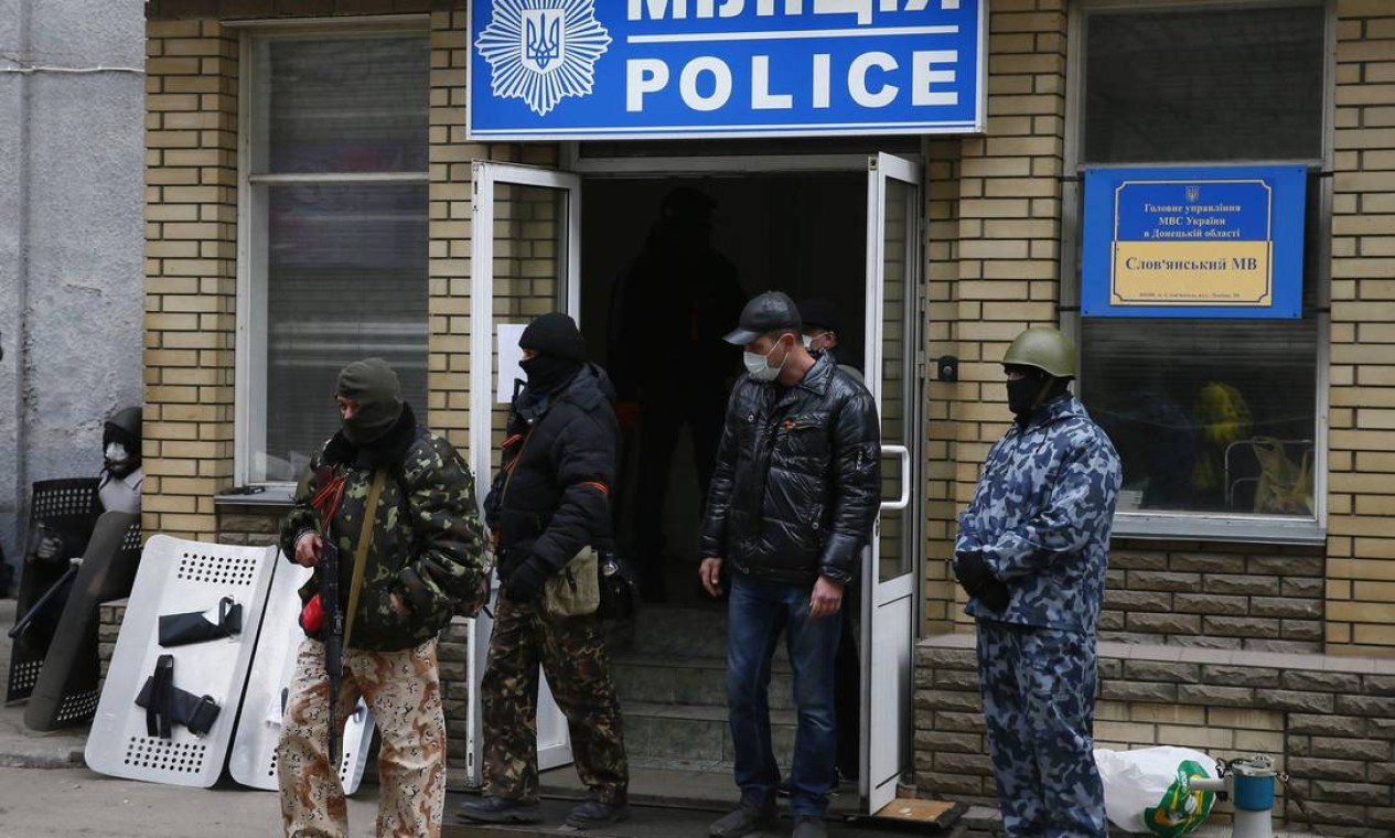 Homens armados tomam uma delegacia no sudeste da Ucrânia - Jornal O Globo