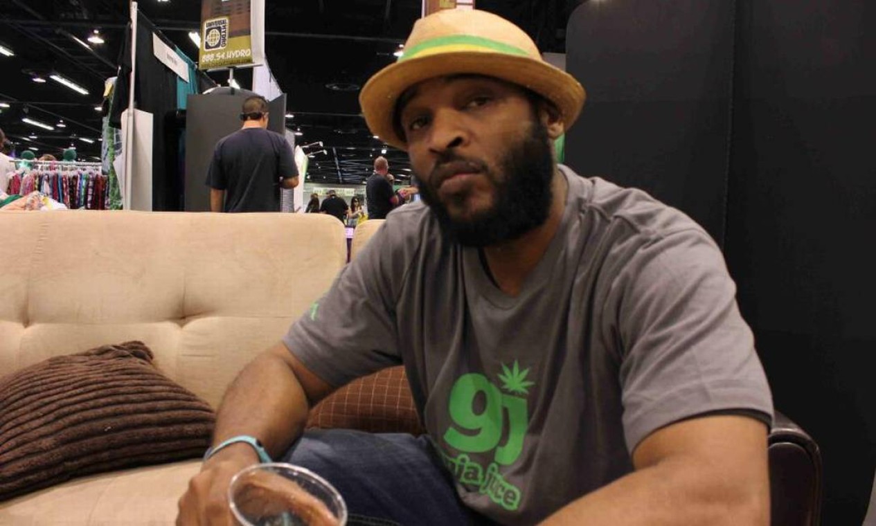 Médicos não conseguem reimplantar pênis de rapper que tentou suicídio ...