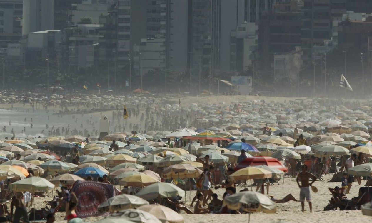 Dia de sol e praia cheia - Jornal O Globo