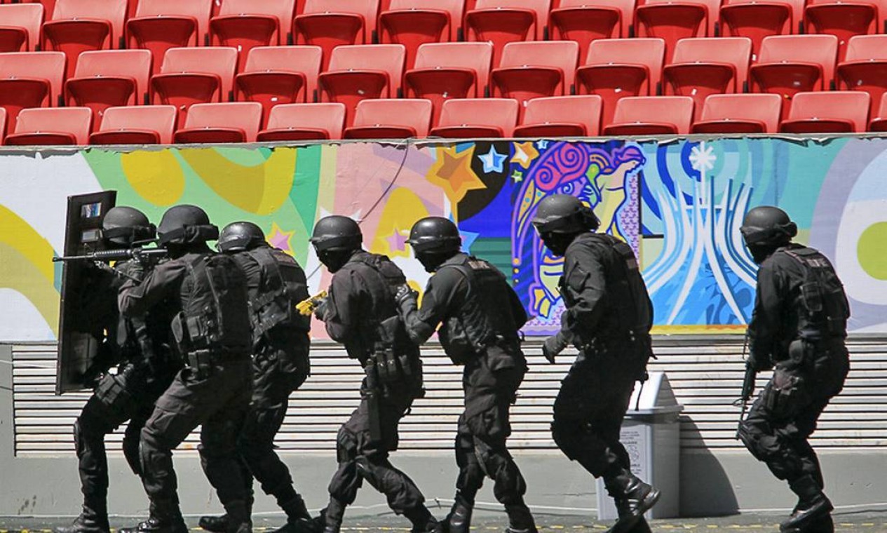 No preparo para a Copa, governo negocia com sindicatos, vigia black ...