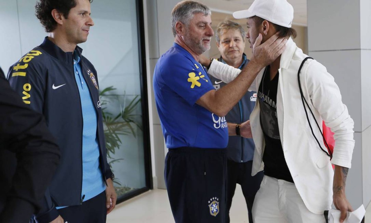 Felipão faz recepção calorosa para os jogadores da Seleção - Jornal O Globo
