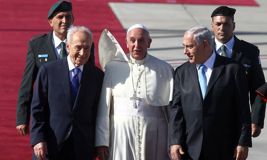Peres e Abbas rezarão no Vaticano com o Papa - Jornal O Globo