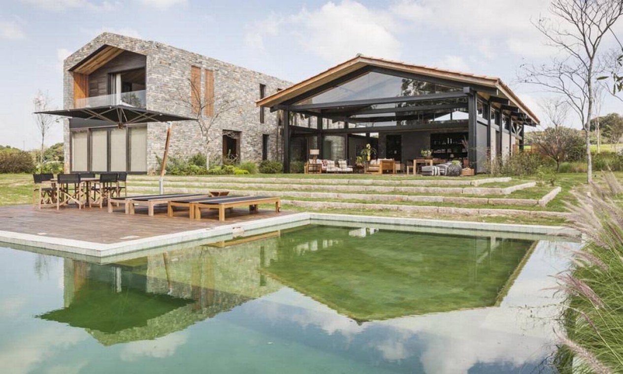 Contraste de materiais rústicos e leves - Jornal O Globo